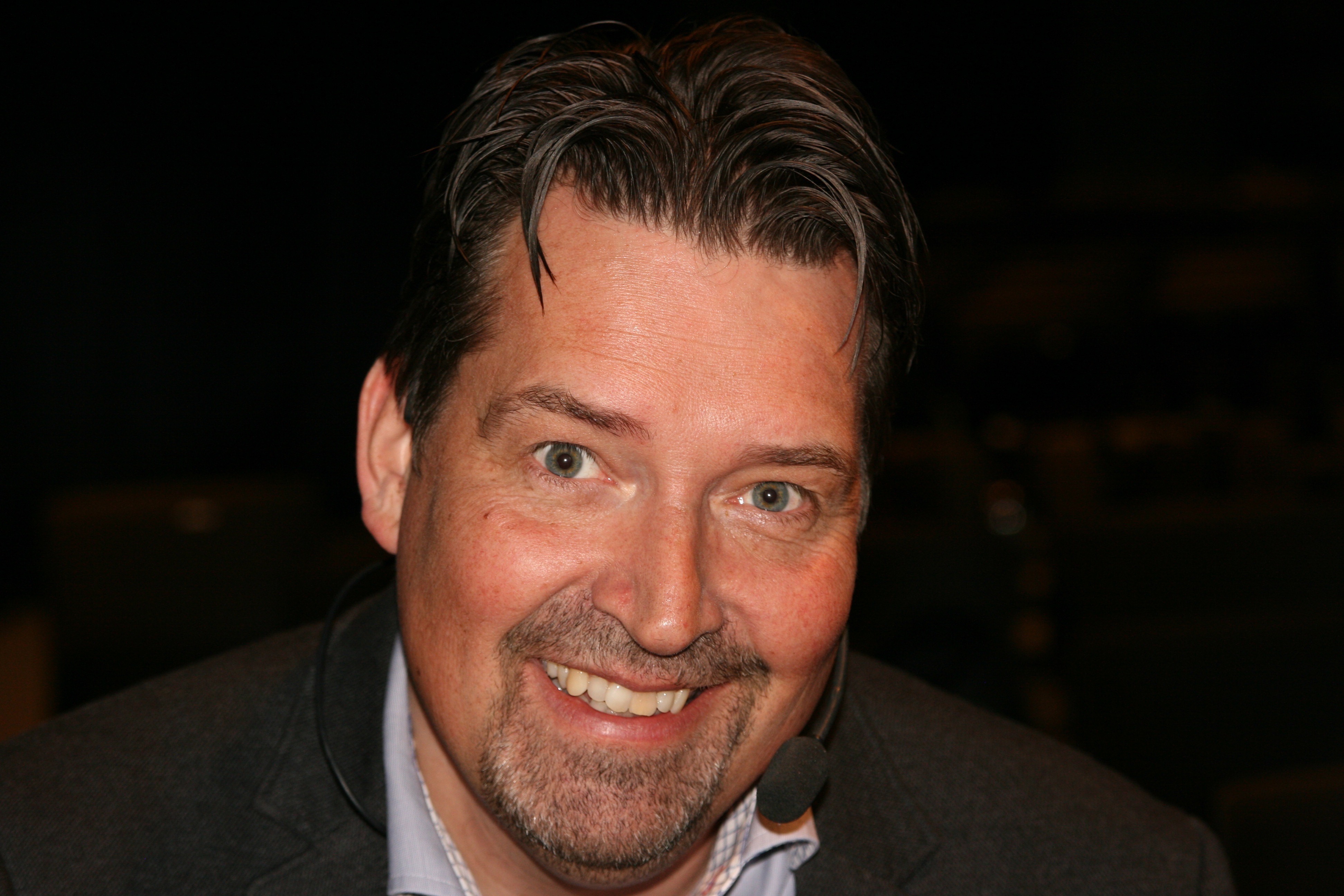 Boka komiker hos Holmbergs Talare